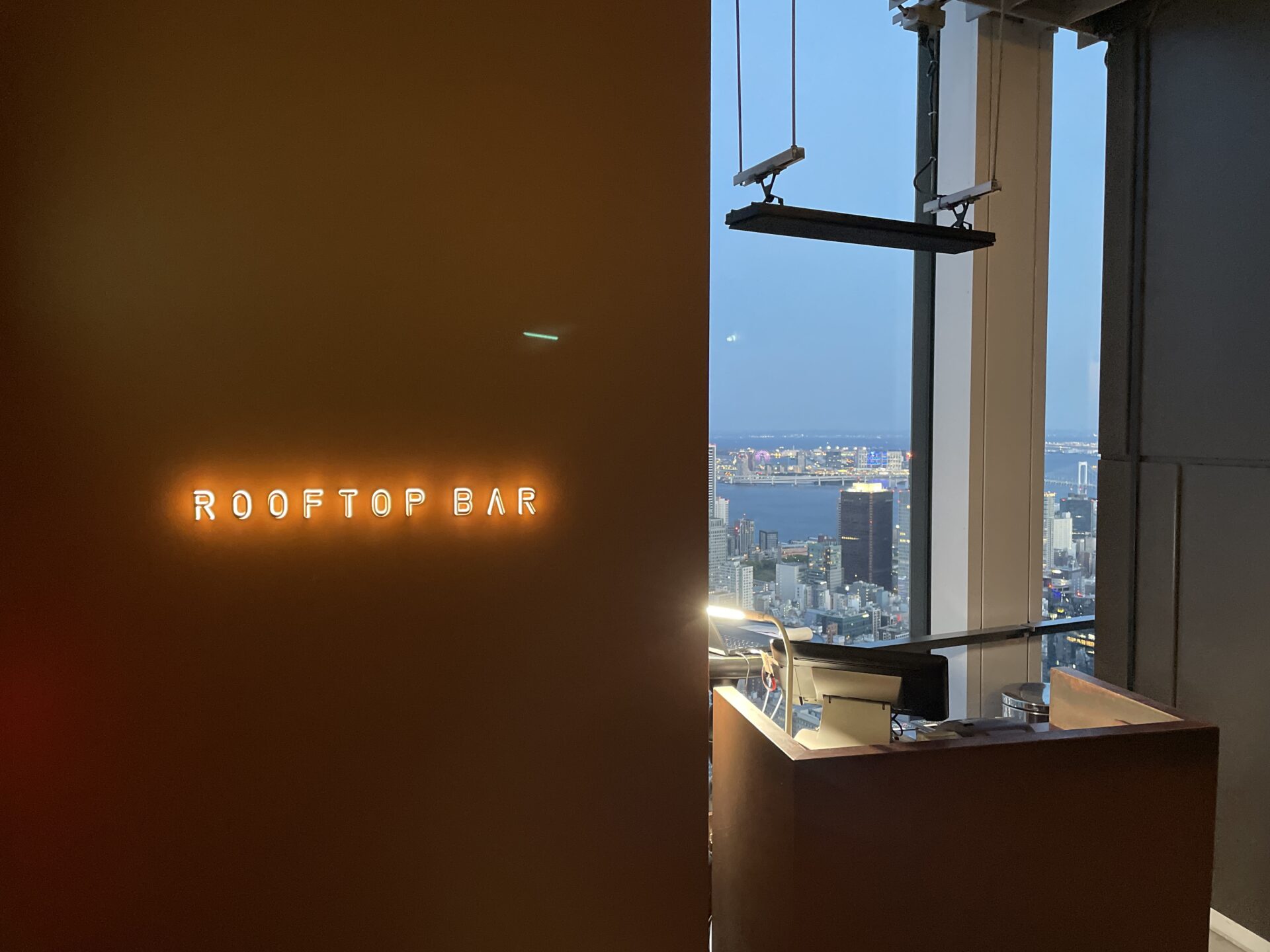Andaz | toast with a beautiful night view at ROOFTOP BAR | NishiHata Master